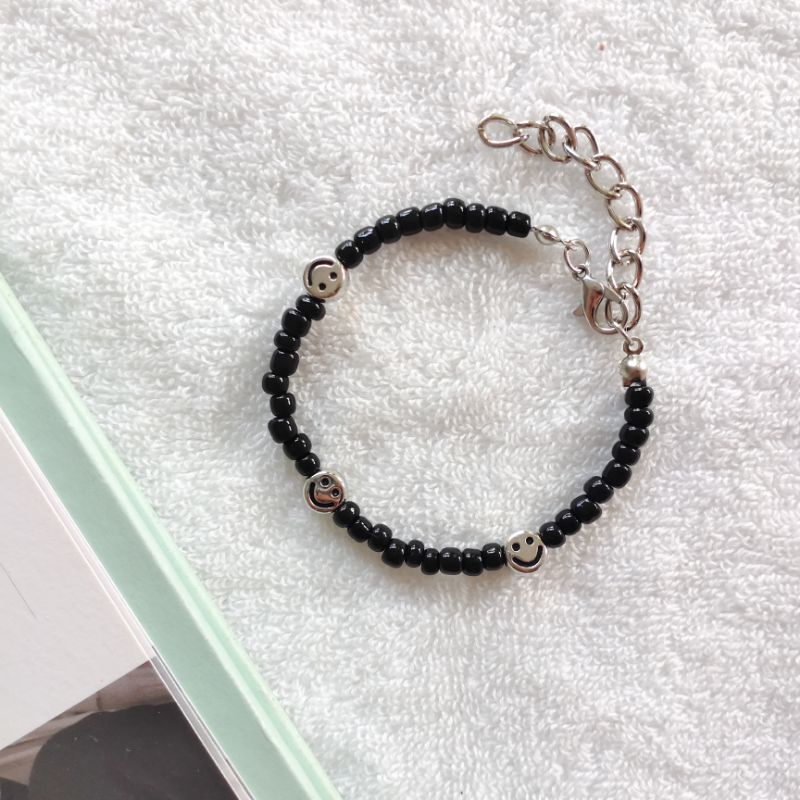 Jual GELANG MANIK MANIK MOTE HITAM DENGAN SMILE / BLACK BRACELET BEADS ...