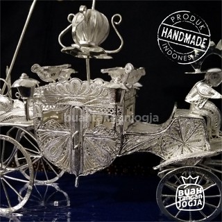 Jual Miniatur Kereta Kencana Kuda 7 Lapis Perak - Kerajinan Khas Kotagede Jogja (M) | Shopee ...