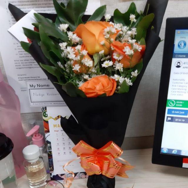 Bucket bunga buket bunga mawar segar bunga hadiah kado souvenir pesta ...