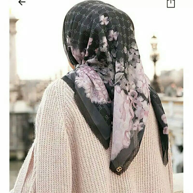 Jual HIJAB BUTTONSCARVES "Hydrangea Noir Voal Square" | Shopee Indonesia