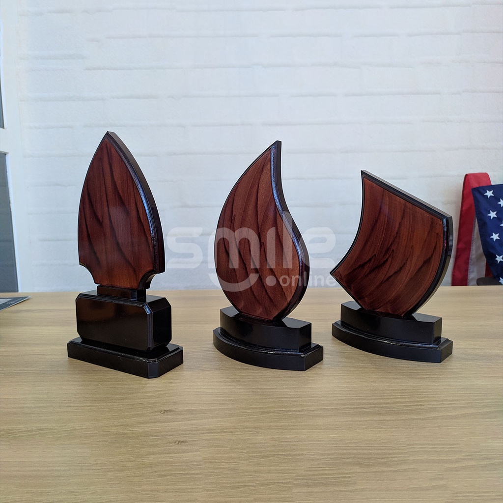 Jual Plakat Kayu Piagam Trophy Hadiah Model Gunungan Daun Layar Furnish ...