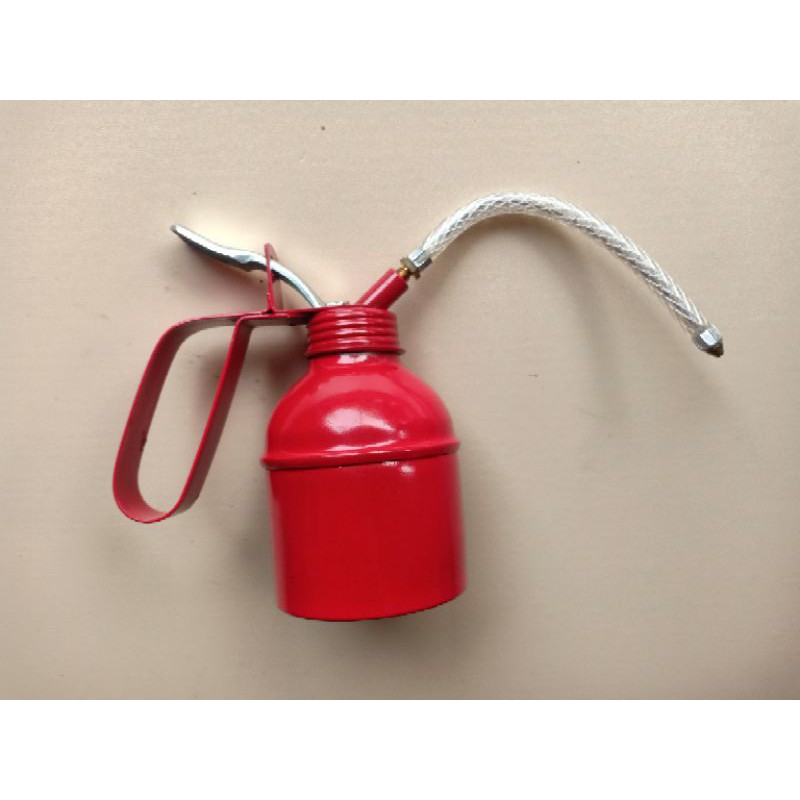 Jual SEMPROTAN OLI OIL CAN TEMPAT OLI PELUMAS 300ML KRISBOW | Shopee ...