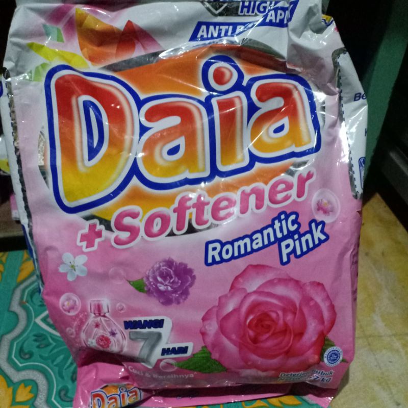 Jual detergent daia 1.7kg + softener romantic pink | Shopee Indonesia