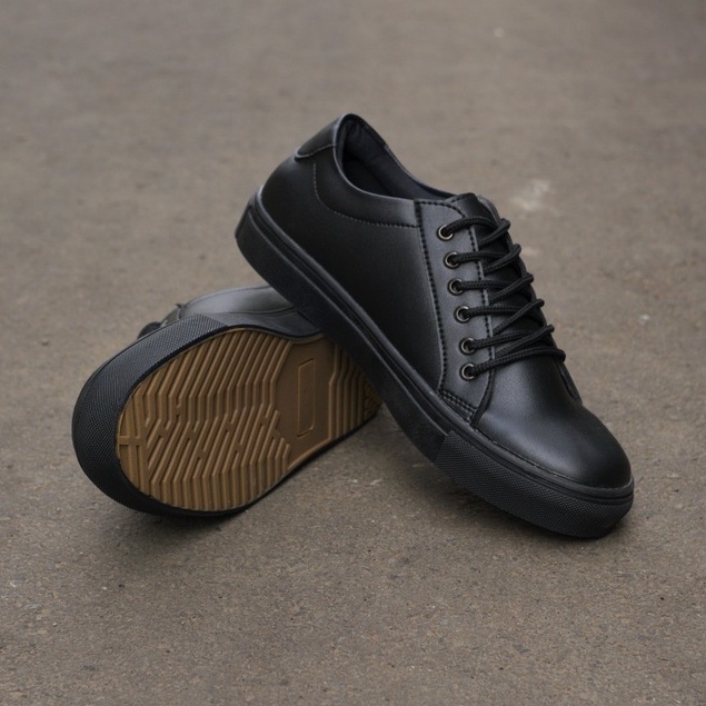 Jual CAHILL FULL BLACK ORIGINAL x WALKER Sepatu Sneakers Hitam Polos Pria Kets Tali Casual Jalan ...
