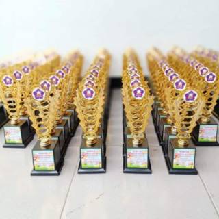 Jual Piala mini figure spiral piala wisuda piala kelulusan piala ...
