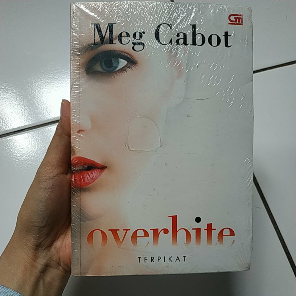 Jual Novel Overbite Terpikat - Insatiable 2 by Meg Cabot Segel Original | Shopee Indonesia