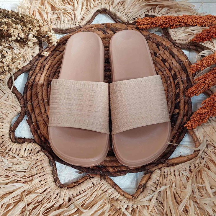 Jual Sendal Slop wanita Merek IRSOE dengan tampilan yang simple, elegan ...
