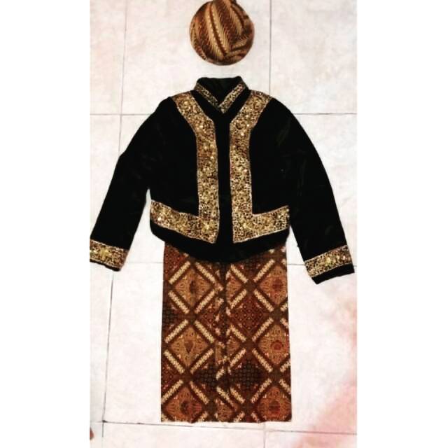 Kostum Beskap Anak Jawa Set Bawahan Jarik Blangkon | Shopee Indonesia Kostum Beskap Anak Jawa Set Bawahan Jarik Blangkon | Shopee Indonesia