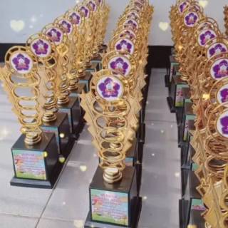 Jual Piala mini figure spiral piala wisuda piala kelulusan piala ...