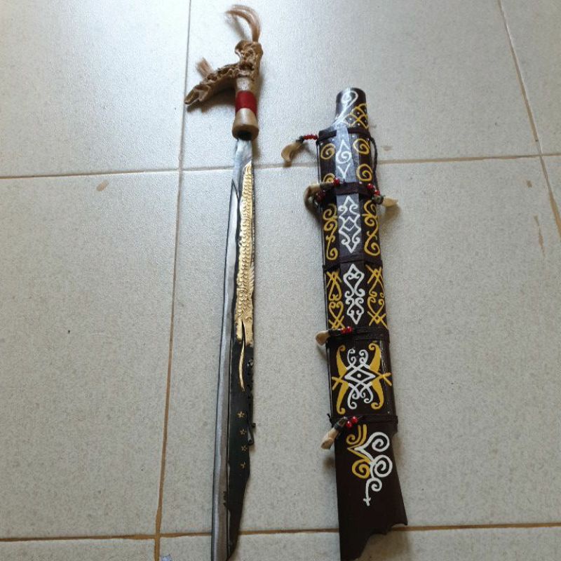 Jual MANDAU SENJATA KHAS DAYAK KALIMANTAN.MANDAU MOTIF NAGA EMAS ...