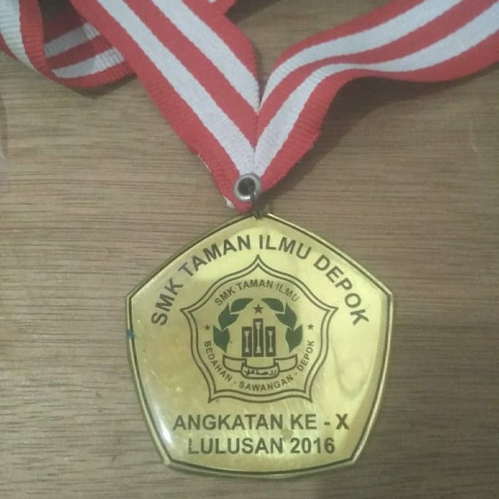 Jual Medali Kuningan Stainless Resin Lycal Custom Logo Sekolah ...