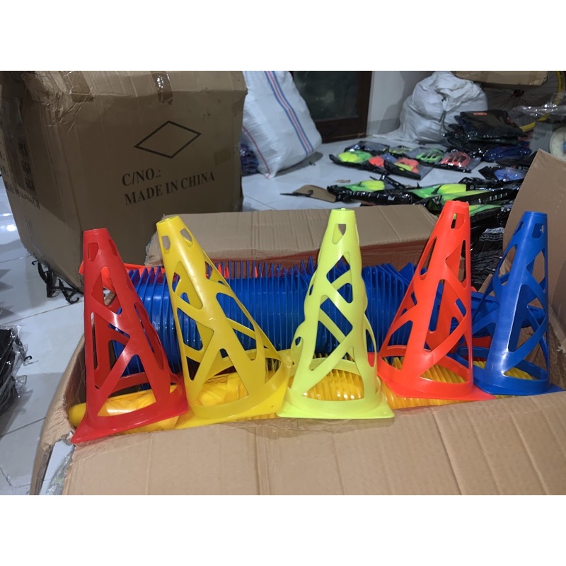 Jual CONE KERUCUT CONES SEPAK BOLA DAN FUTSAL KUN KON LATIHAN PIRAMIDA ...