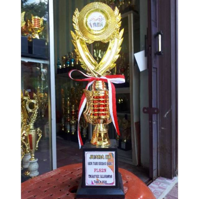 Jual Piala Trophy penghargaan lomba juara set free custom pita dan ...