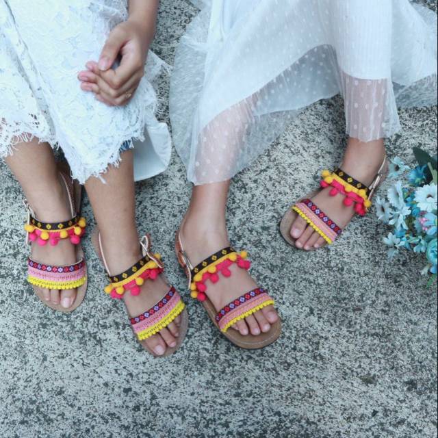 Harga Sandal Couple Pasangan Terbaru Nov 2025 | BigGo Indonesia