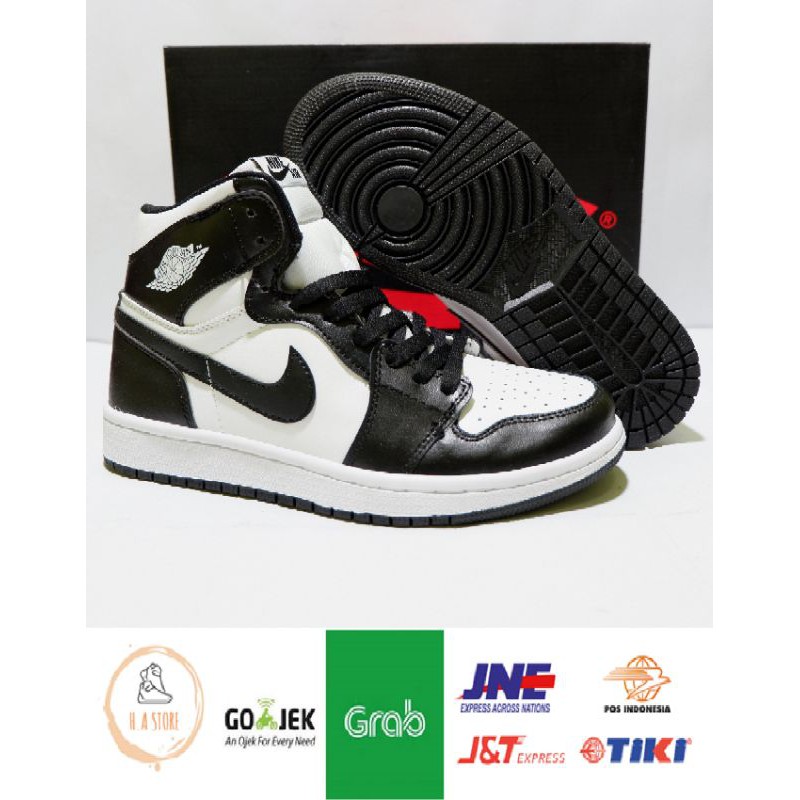 Jual sepatu cowok NIKE AIR JORDAN 1 HIGH BLACK WHITE | Shopee Indonesia