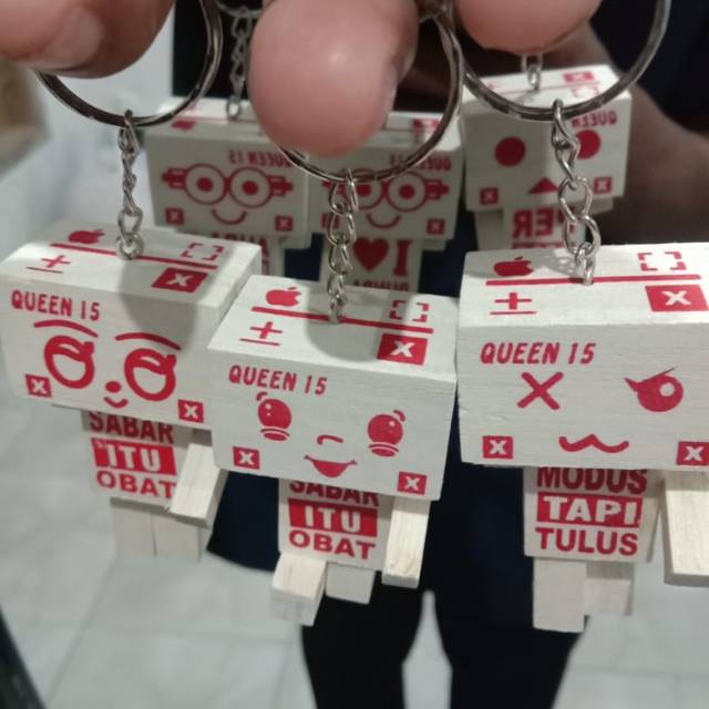 Jual Sovenir Pernikahan Gantungan Kunci Boneka Kayu Danbo Bolak Balik ...