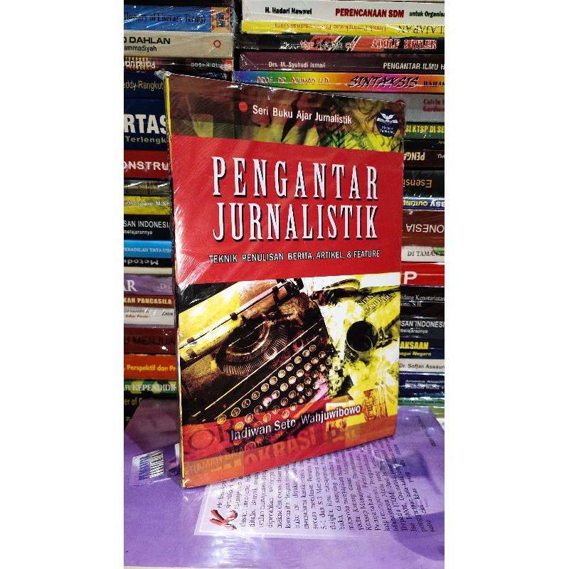 Jual pengantar jurnalistik teknik penulisan berita ,artikel dan feature | Shopee Indonesia