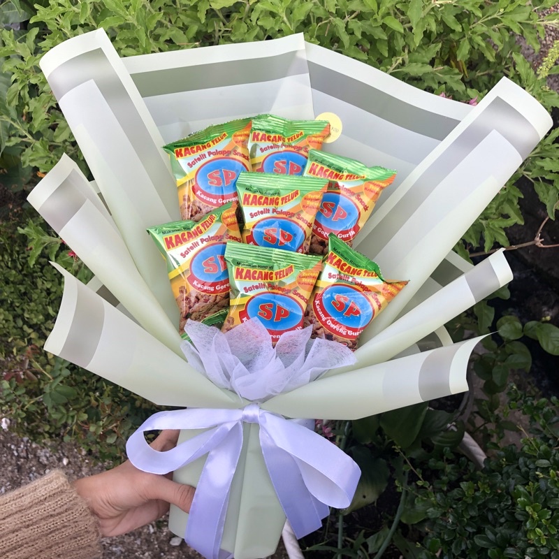 Jual hadiah wisuda, mini bucket wisuda, buket jajan, buket bunga ...