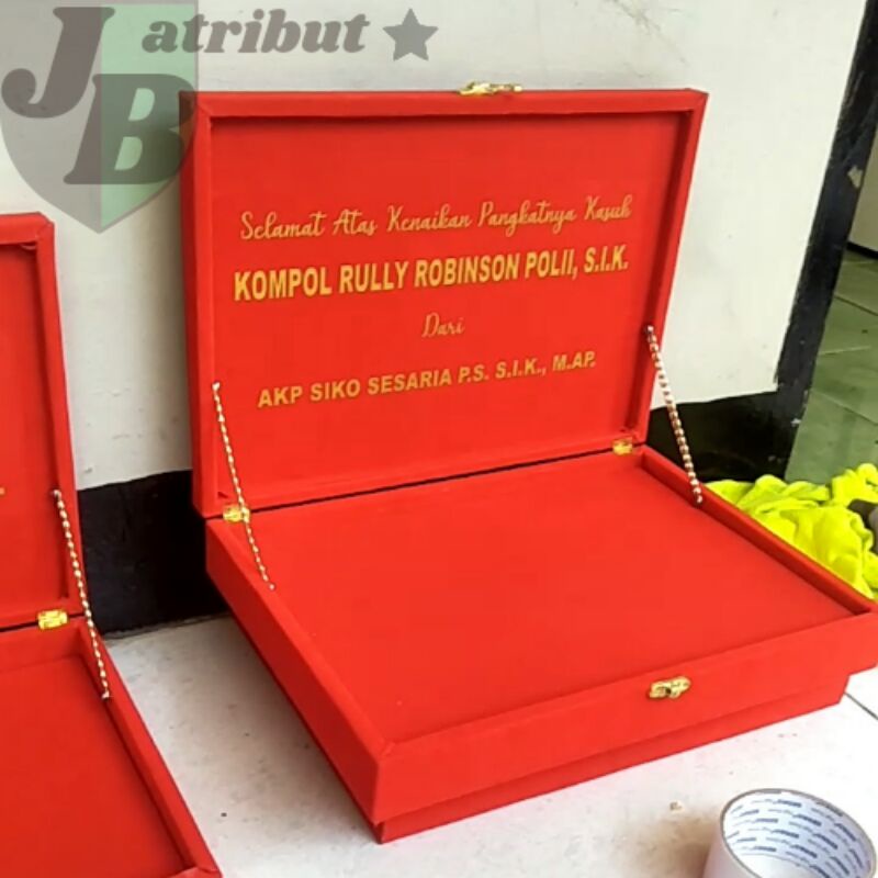 Jual box kotak pangkat polisi ukuran 35x35 bludru souvenir /hampers ...