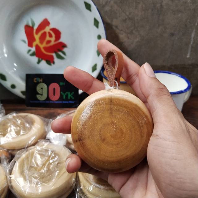 Jual YOYO Kayu AKASIA 90an Jadul Besar Motif POLOS Coklat Muda 6-7cm ...