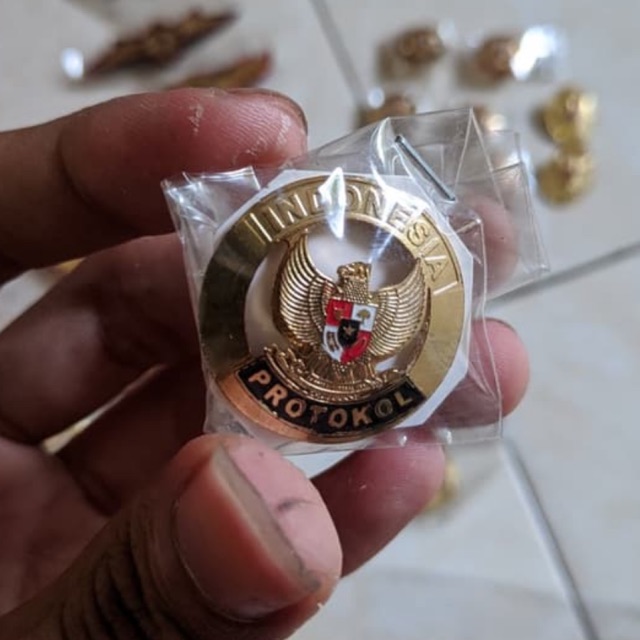 Jual Pin PROTOKOL Plus Box Bulat Paku Kuningan ASLI 100% ORIGINAL Plus ...