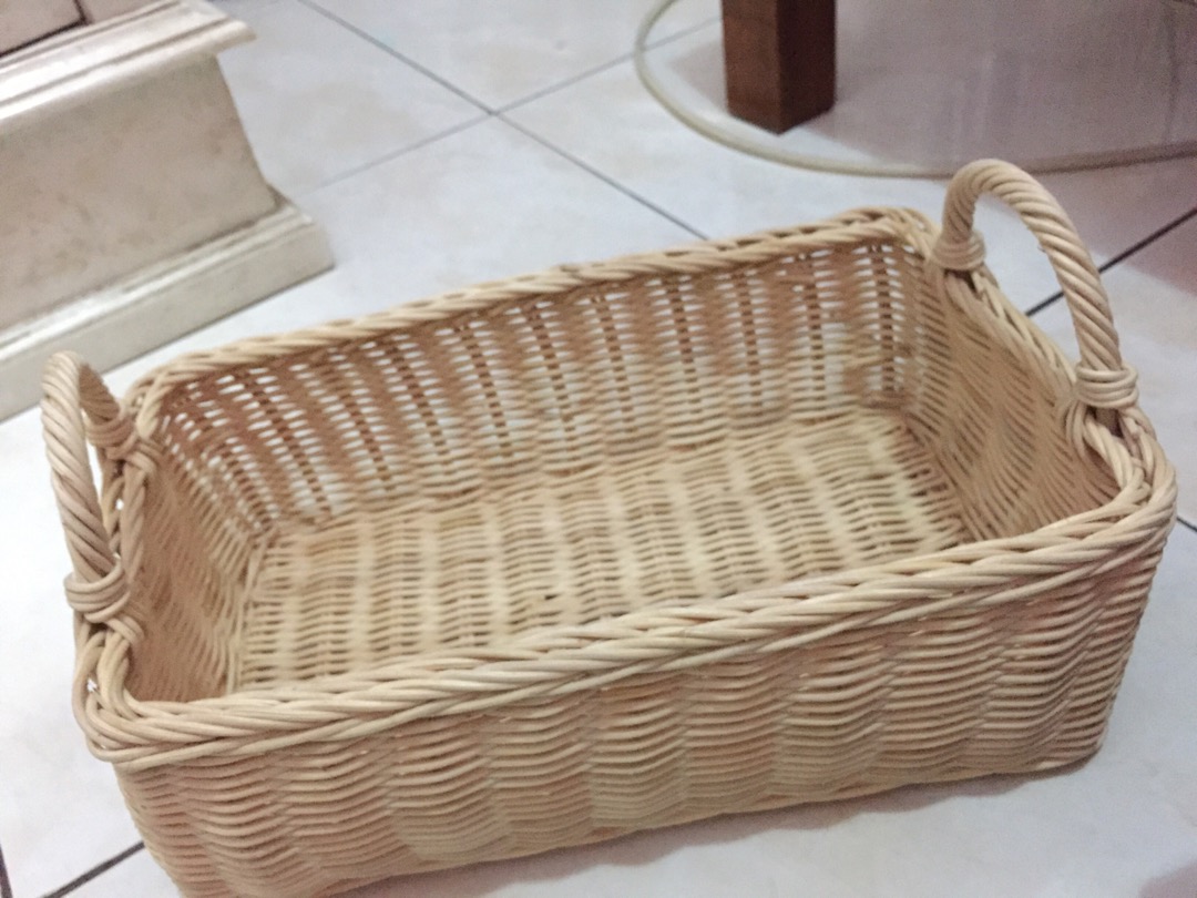 Keranjang rotan dengan gagang pinggir sebagai tempat parcel souvenir ...