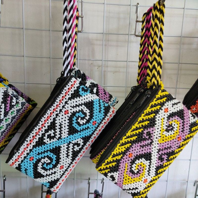 Jual Dompet Besar Manik kalimantan plus tali tangan - dompet manik ...