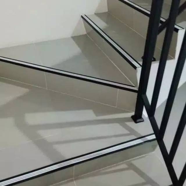 Jual Step nosing karet hitam garis putih | Shopee Indonesia