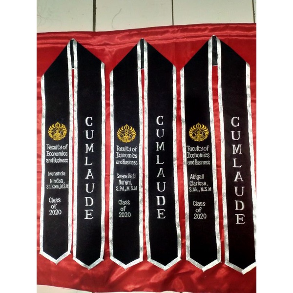 Jual slempang wisuda 2 sisi muka bahan bludru hitam pake logo UI warna ...