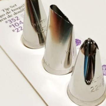 Jual Wilton Spuit Buttercream Set Tip 352, 104 Dan 224 (3Pcs) Original ...