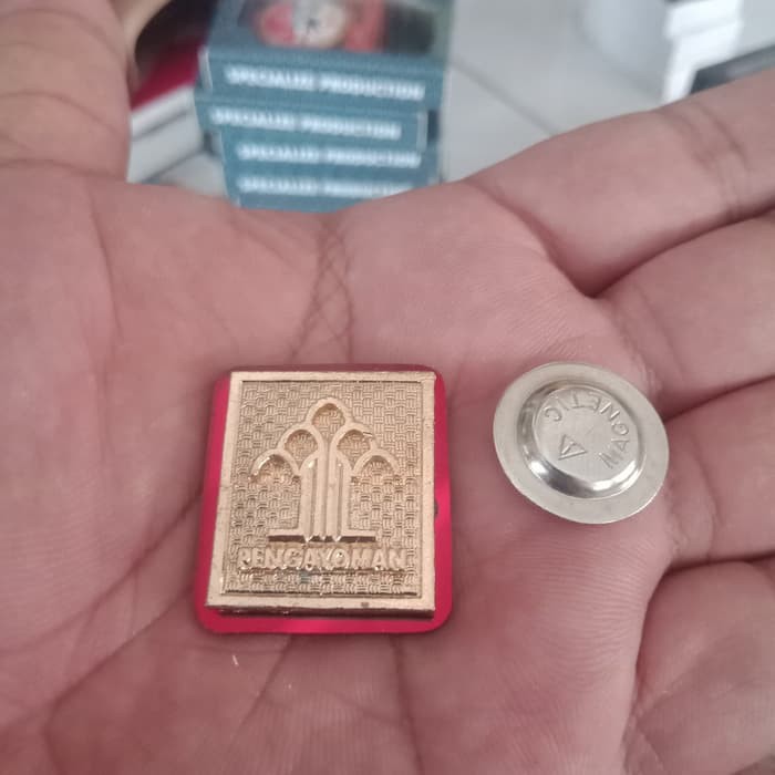 Jual pin Kemenhukham pengayoman List Merah | Shopee Indonesia
