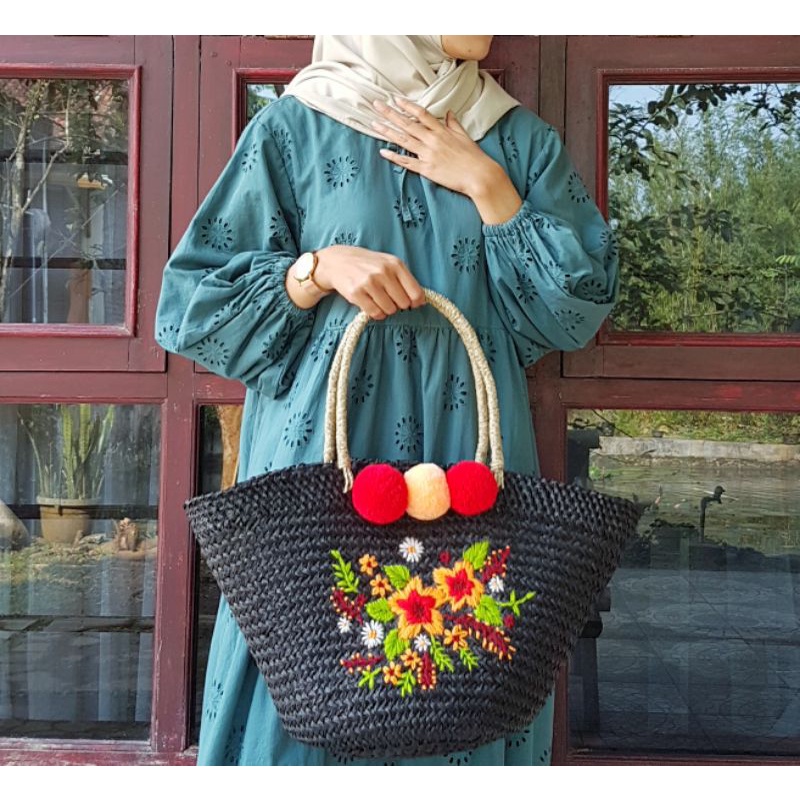 Jual Tas Mendong Sulam Bunga Pompom / Tas Anyaman / Tas Etnik / Tas ...