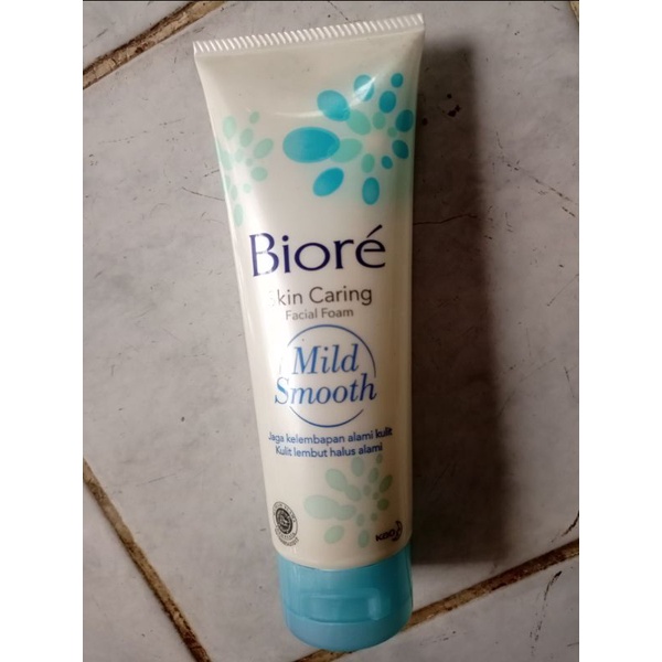 Jual Biore Skin Caring Facial Foam Mild Smooth 100 ml | Shopee Indonesia