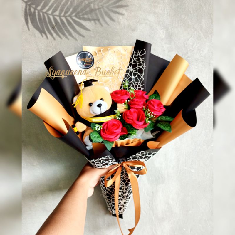 Jual Buket wisuda boneka+bunga mawar hand bucket gold cellophane free ...