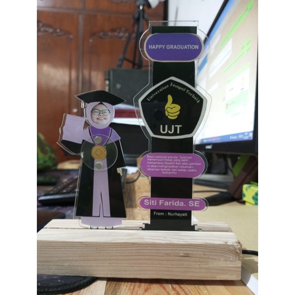 Jual Plakat akrilik wisuda dengan emas 24K Hadiah Kado Wisuda Ultah ...
