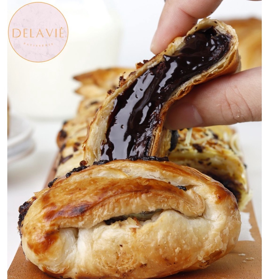 Jual Choco puff original /choco banana melted puff pastry (delavie ...