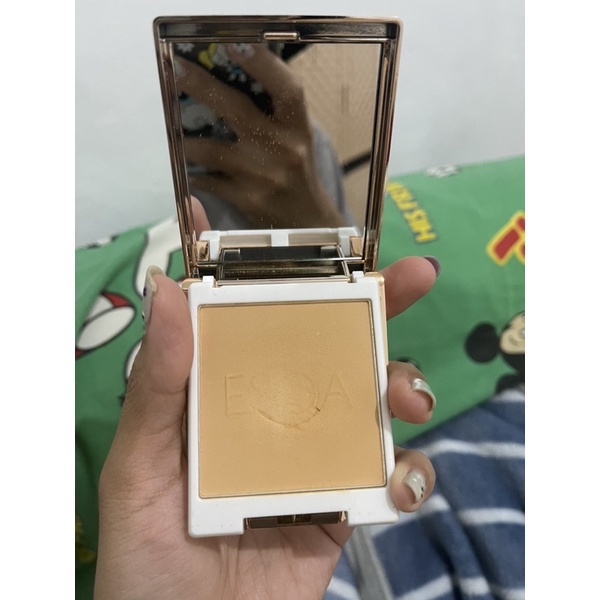 Jual ESQA Flawless Powder Foundation Caramel | Shopee Indonesia