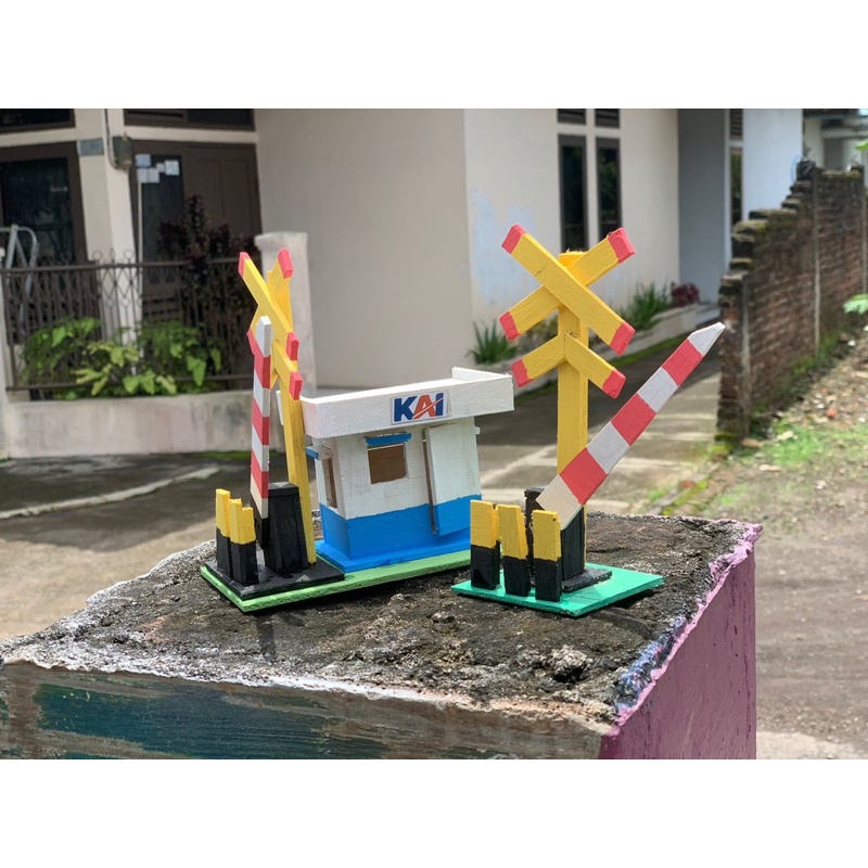 Jual 1 set Miniatur Palang Pintu pos biru kereta api Indonesia paling ...