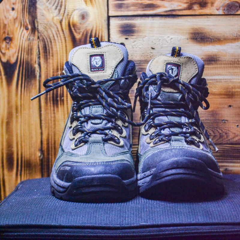 Jual Sepatu outdoor second Black Yak/ sepatu second outdoor/ sepatu ...