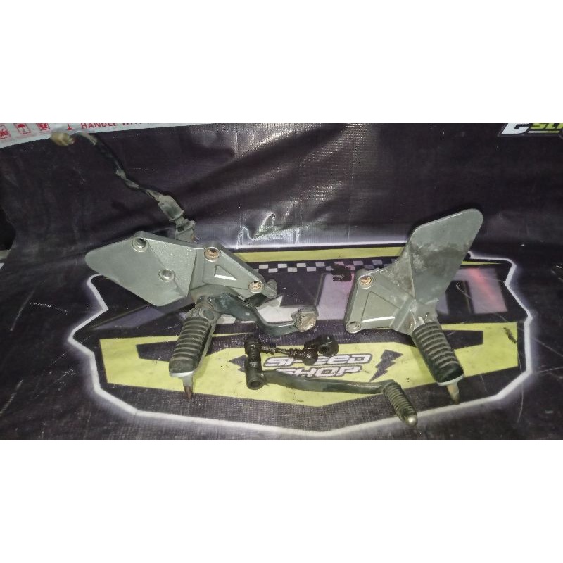 Jual step footstep depan set kiri kanan kawasaki ninja 150 R RR SS original copotan | Shopee ...