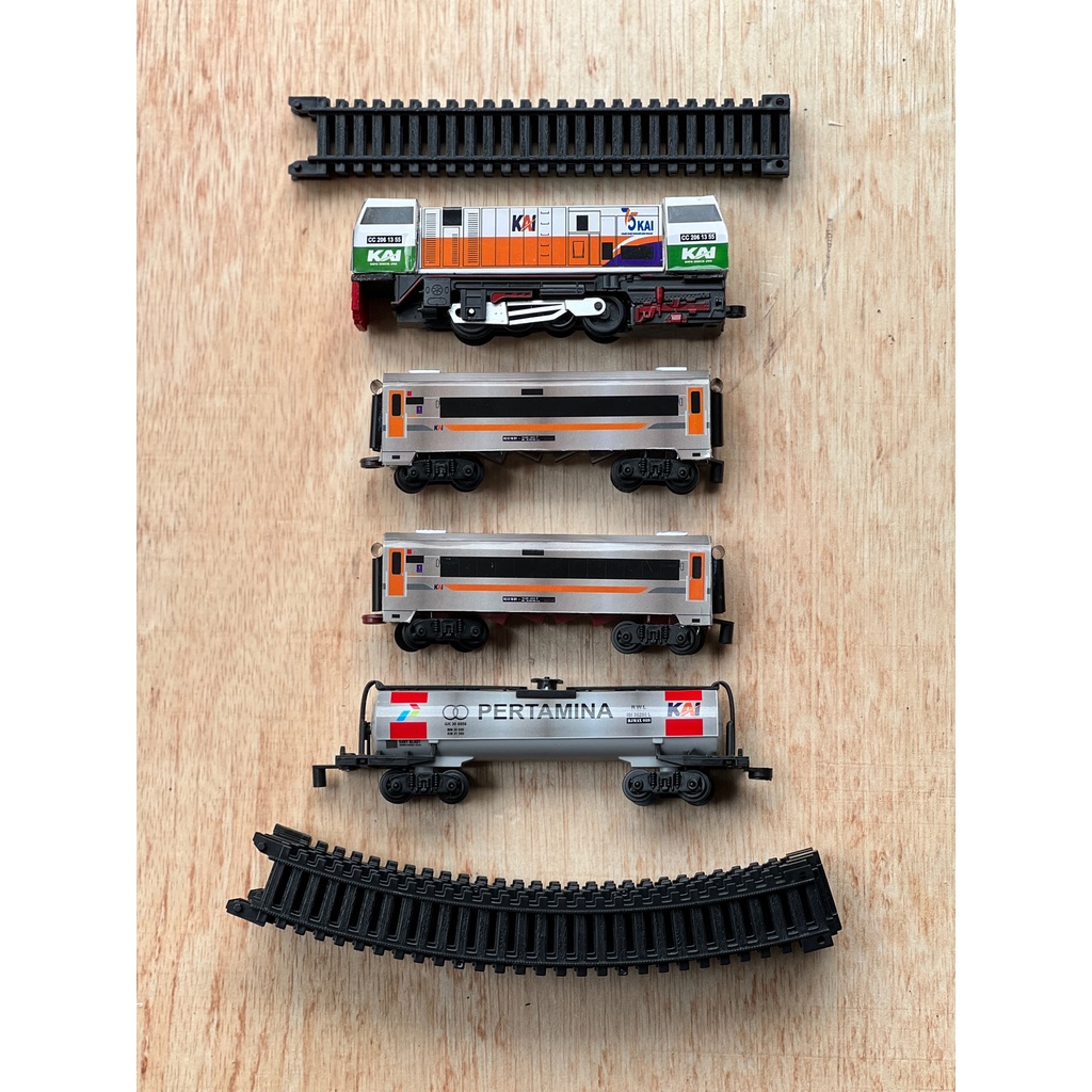 Jual Satu Set Rangkaian Mainan Kereta Api Indonesia Cc 206 Gerbong