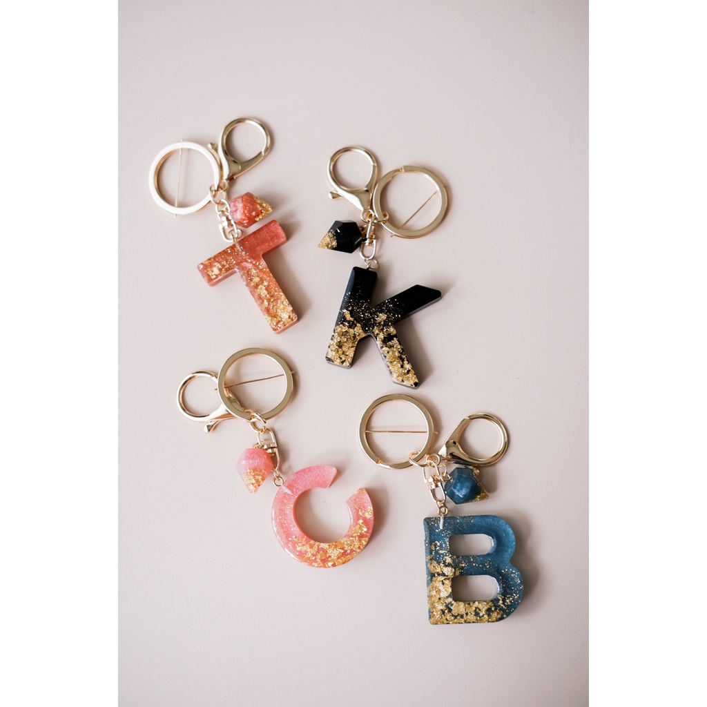 Jual Alphabet resin keychain, gantungan kunci resin, huruf | Shopee ...