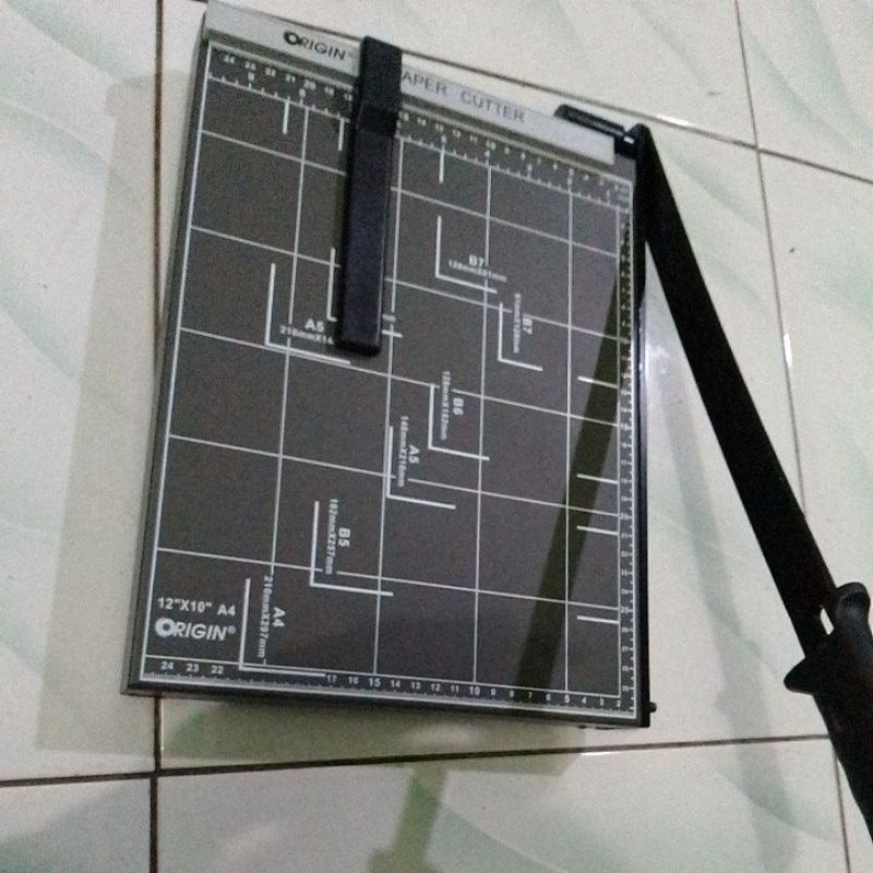 Jual Alat pemotong Kertas / Paper Cutter A4 Dark Grey Origin | Shopee ...