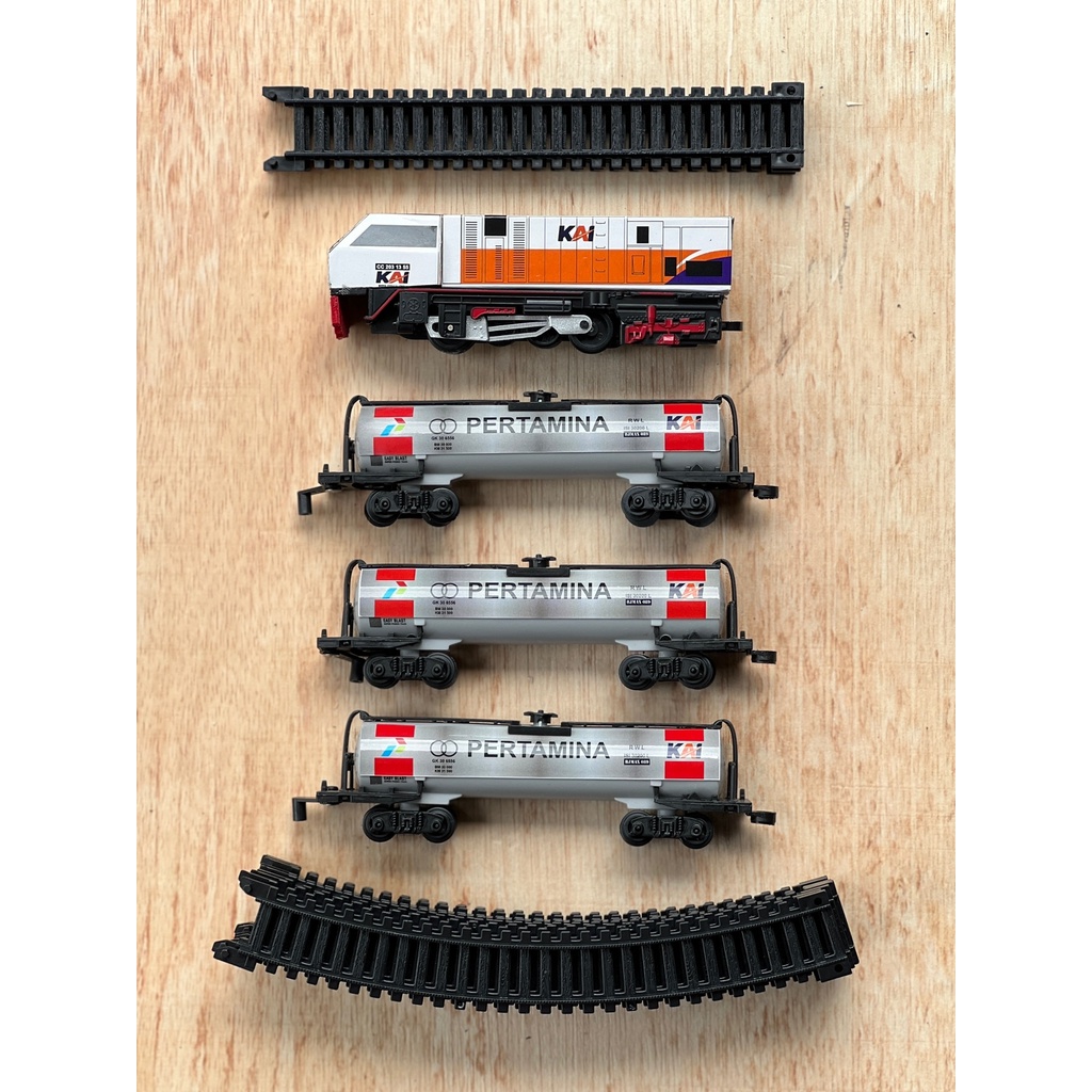 Jual Rangkaian Mainan Kereta Api Indonesia, Lokomotif CC 203, Gerbong ...