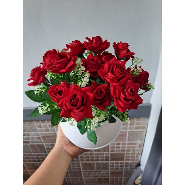 Jual Rangkaian bunga mawar bludru kuntum 14 berikut vas bola or bunga meja | Shopee Indonesia