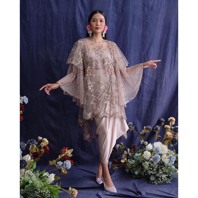 Jual SEWA KEBAYA JALEELA ROSETTA WISUDA LAMARAN KONDANGAN GRADUATION | Shopee Indonesia