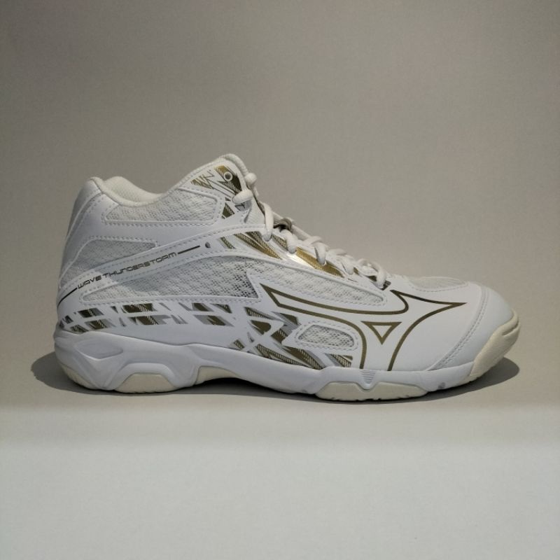 Jual Mizuno Sepatu Volley Wave Thunderstorm Mid V1GA222658 White/Gold ...